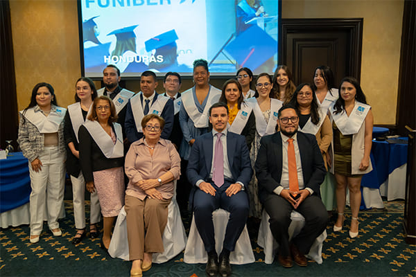 UNINI México reconoce a estudiantes becados con entrega de diplomas en ...