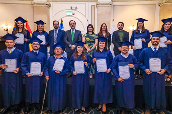 UNINI México agasaja a profesionales becados en una entrega de diplomas