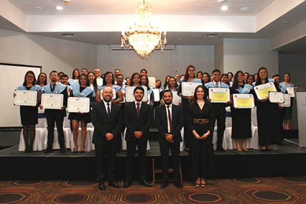 UNINI México reconoce la excelencia académica de sus becados en Guatemala